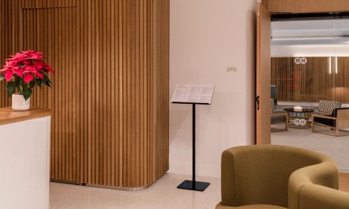 Atria. Light structure lectern. It has an aluminum column